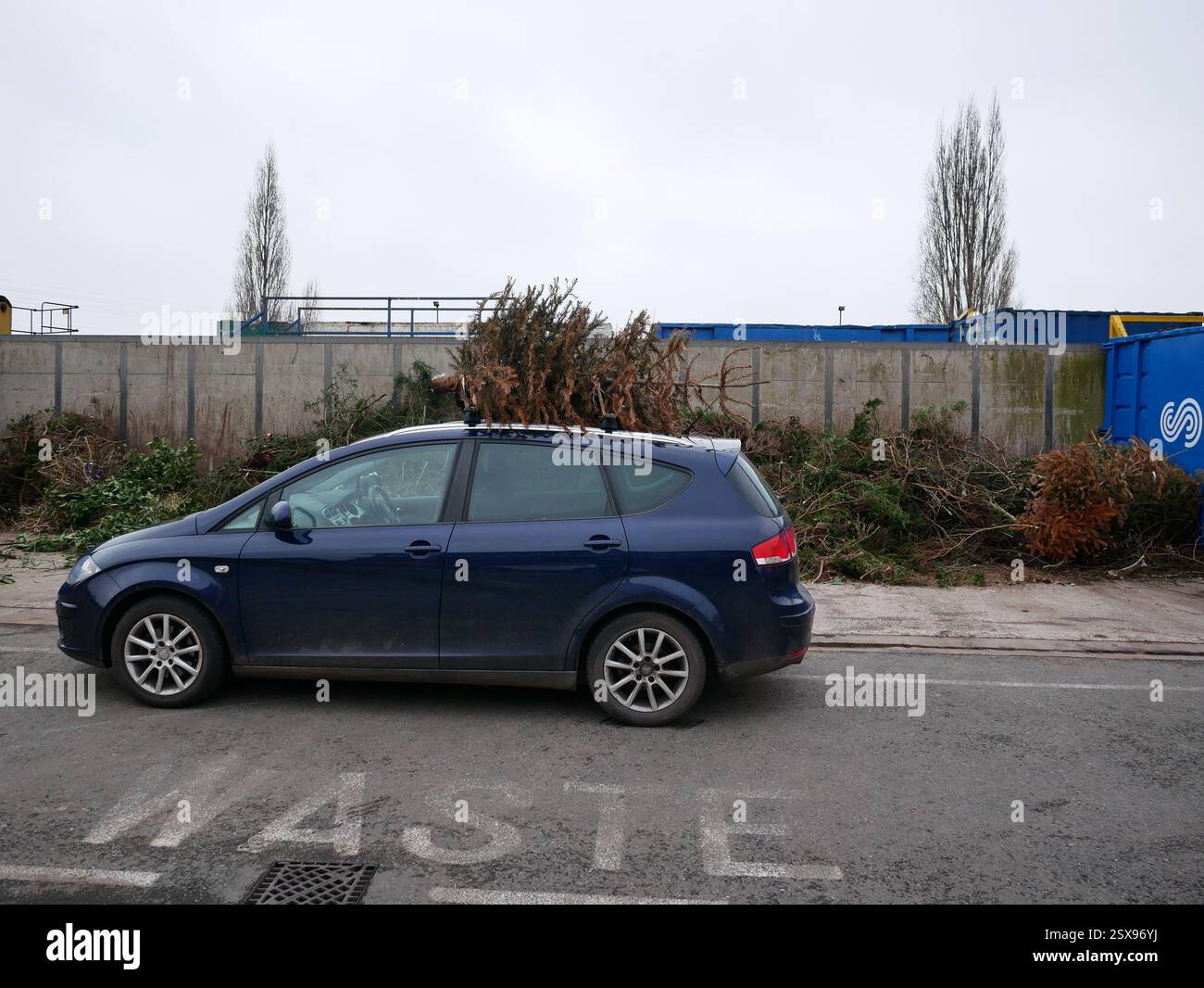 Taking waste to the tip hi-res stock photography and images - Alamy