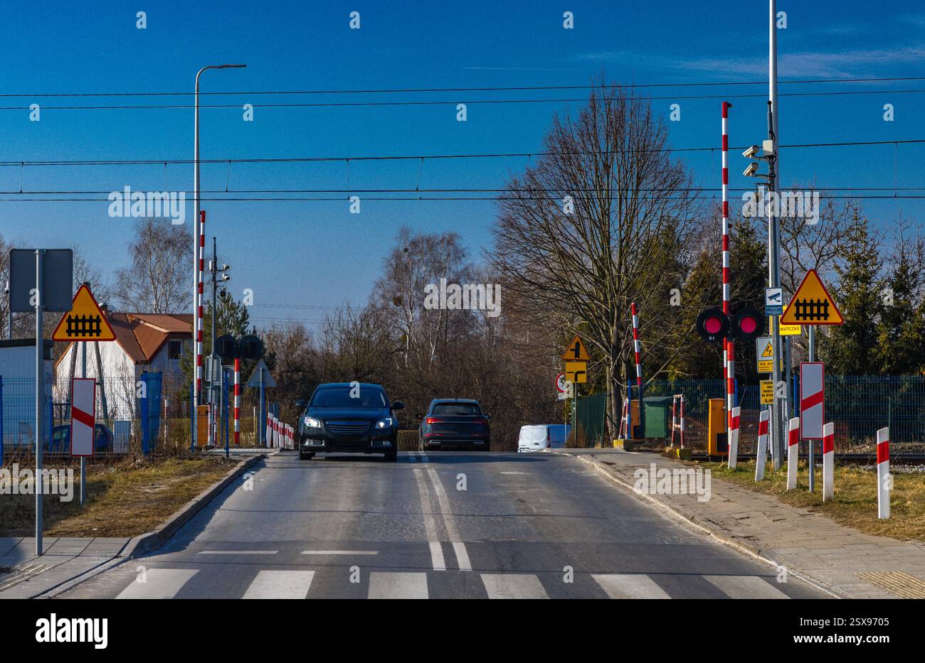 Cars entered the railway crossing with the red light on, accident at ...