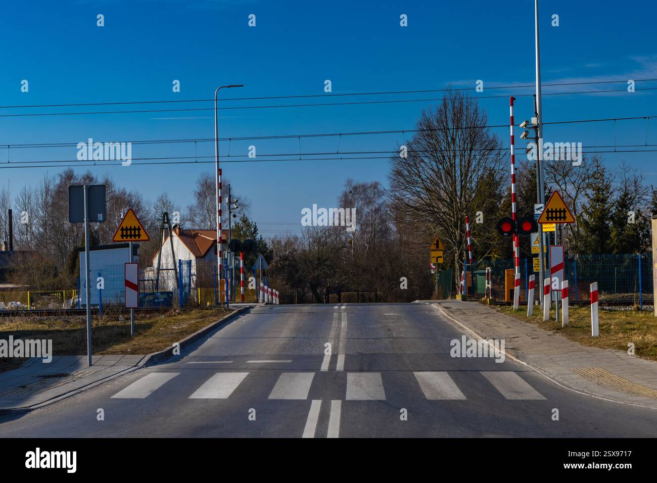Cars entered the railway crossing with the red light on, accident at ...
