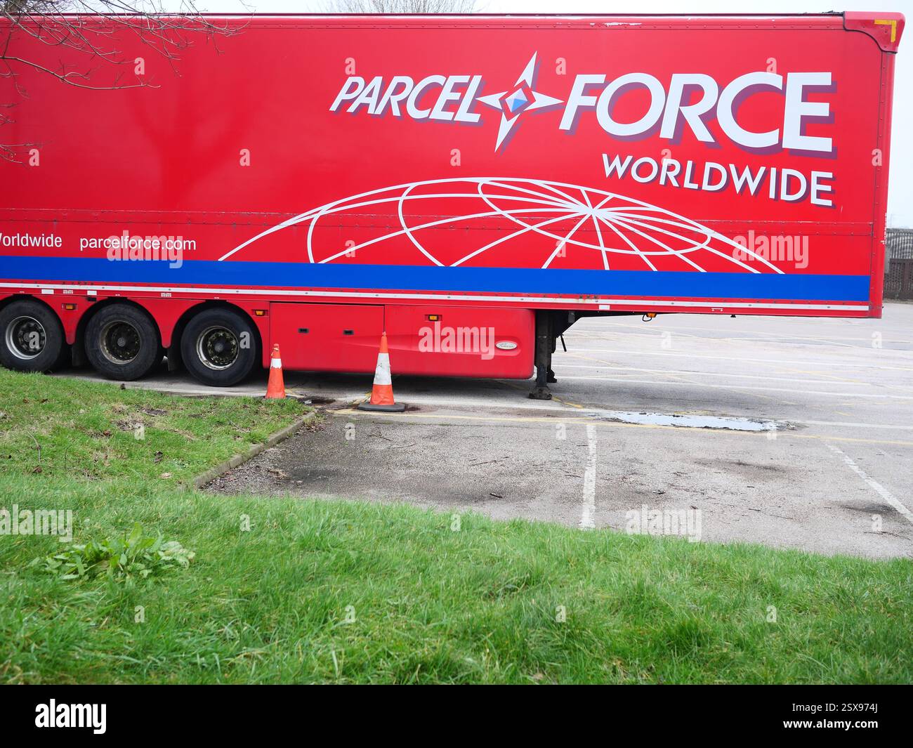 Parcel force vehicles hi-res stock photography and images - Alamy
