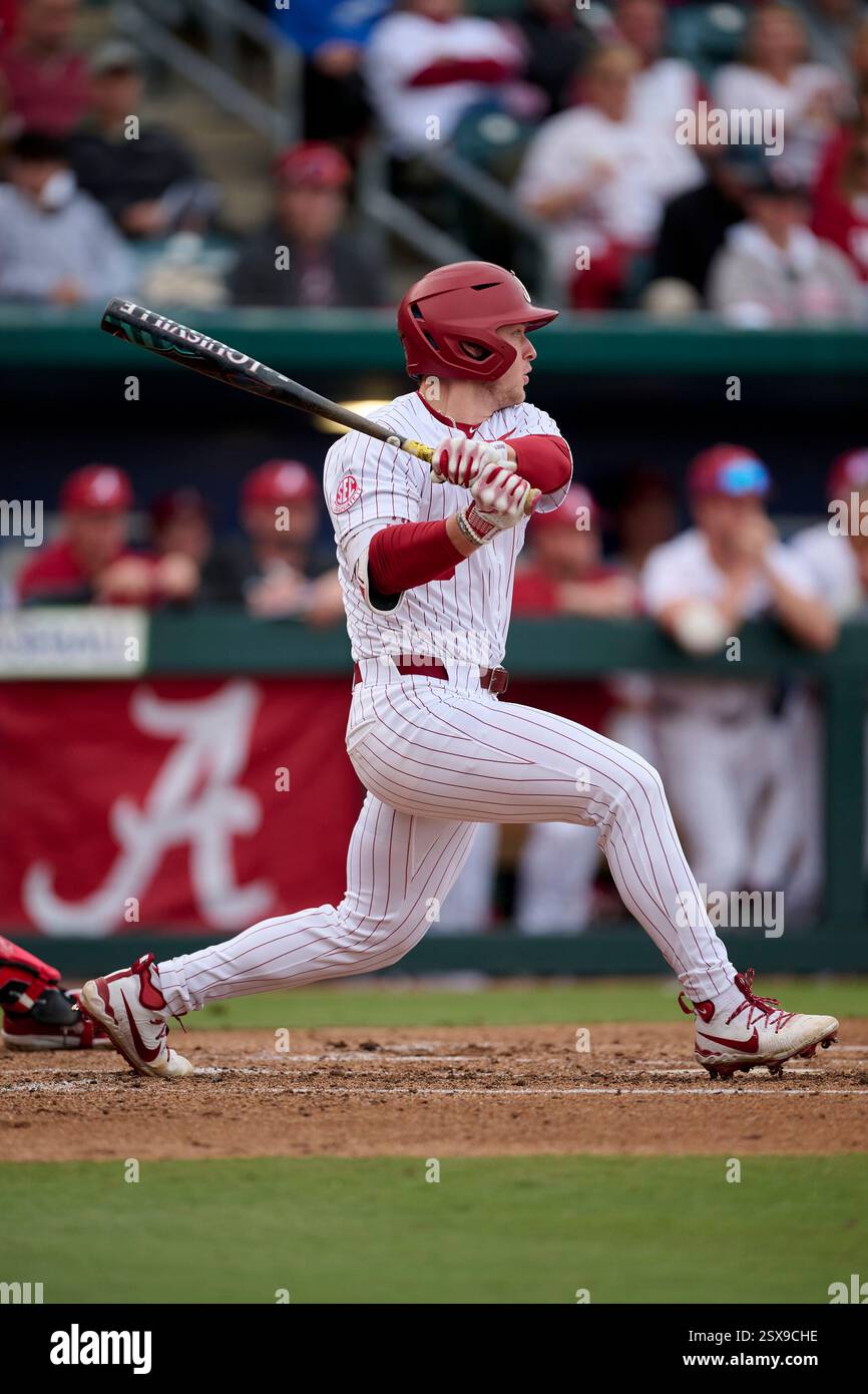 Alabama Crimson Tide Kade Snell (3) hits a single during an NCAA ...