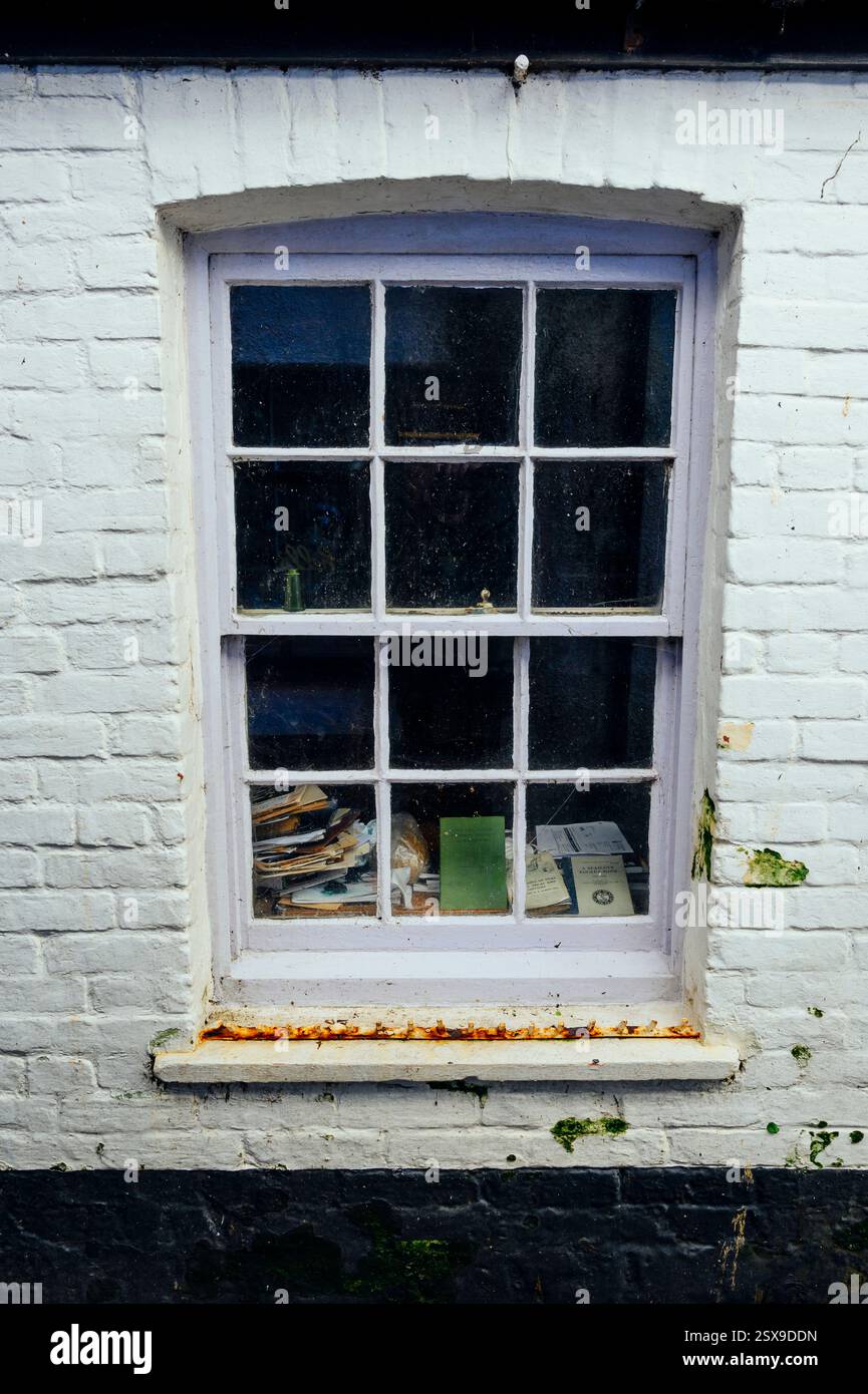 Georgian wooden sash windows in looe hi-res stock photography and ...