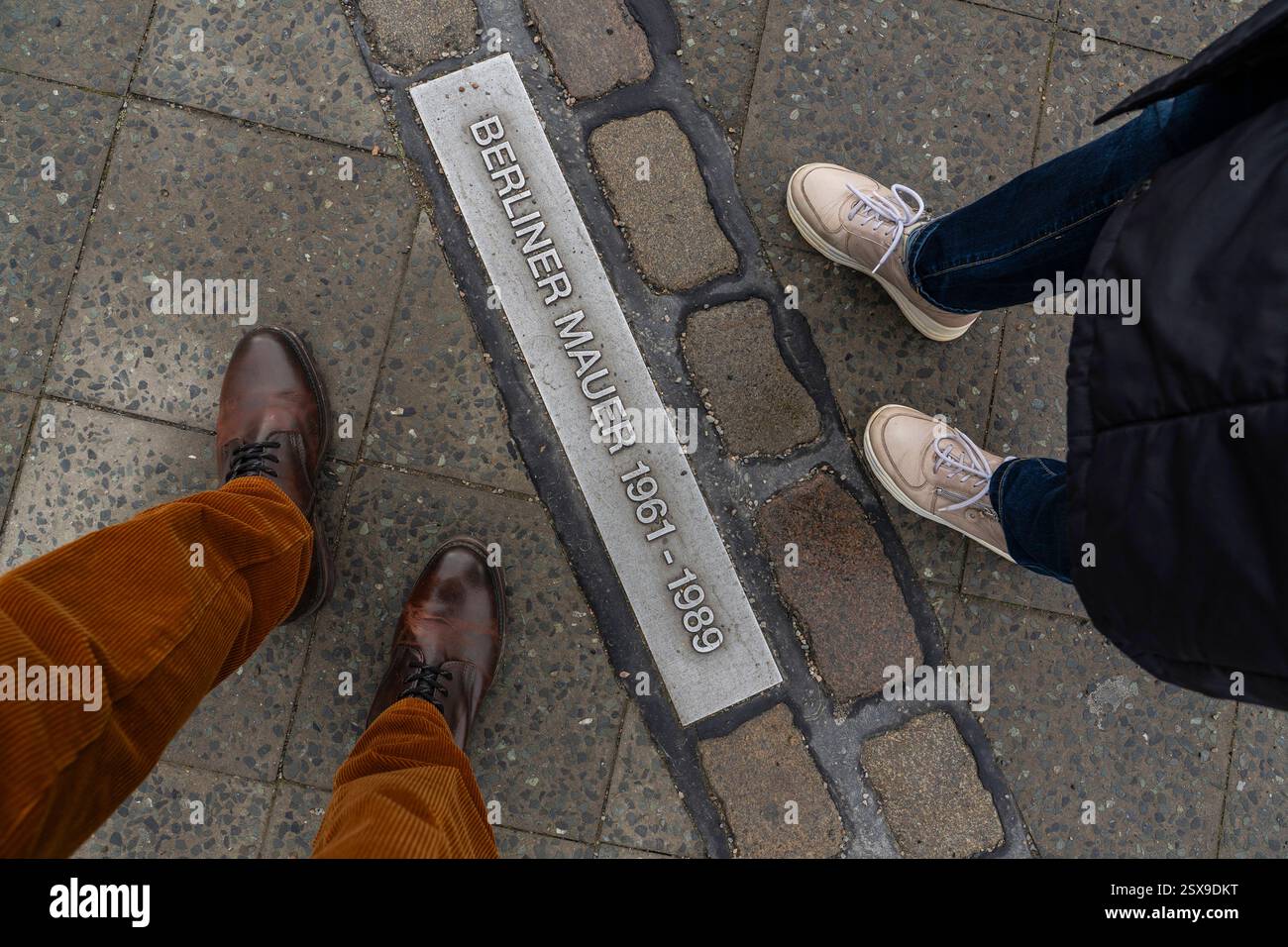 Mit Pflastersteinen und Hinweisschildern in den Straßen von Berlin ist ...