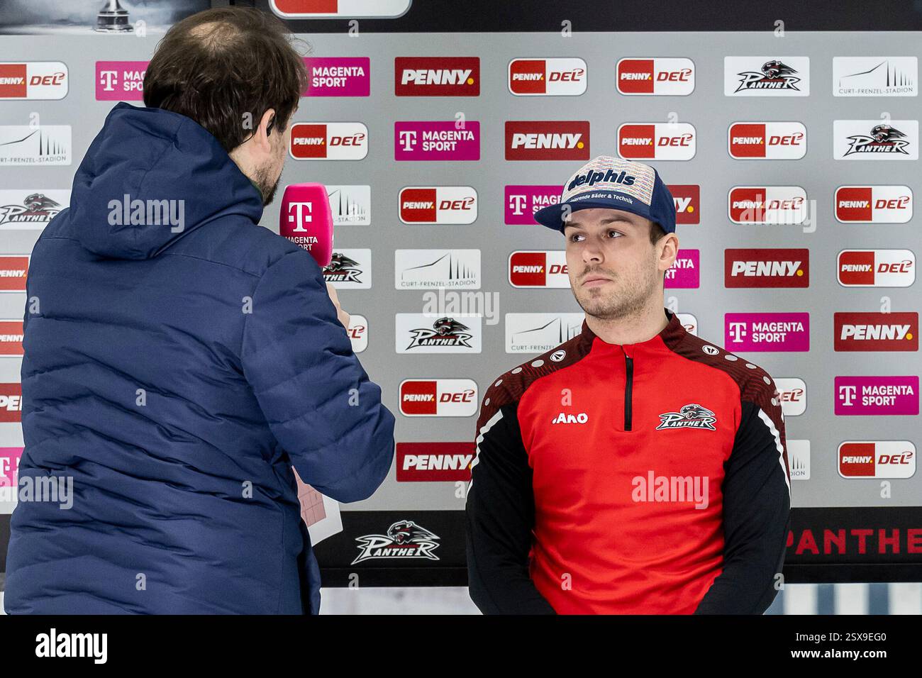 Luca Tosto (Augsburger Panther, #77) beim Fernseh-Interview mit Magenta ...