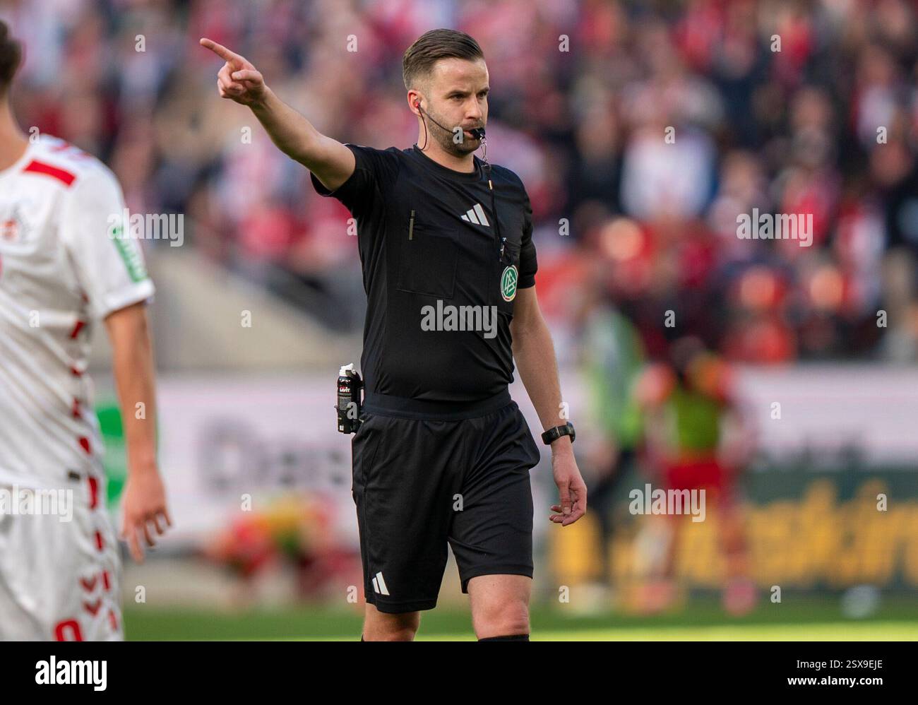 Schiedsrichter Michael Bacher ( DFB ) 1. FC Köln - Fortuna Düsseldorf ...