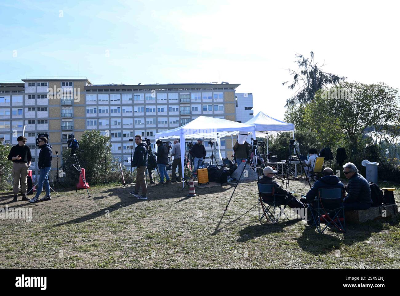 Journalists and cameramen outside the Gemelli Hospital where Pope ...