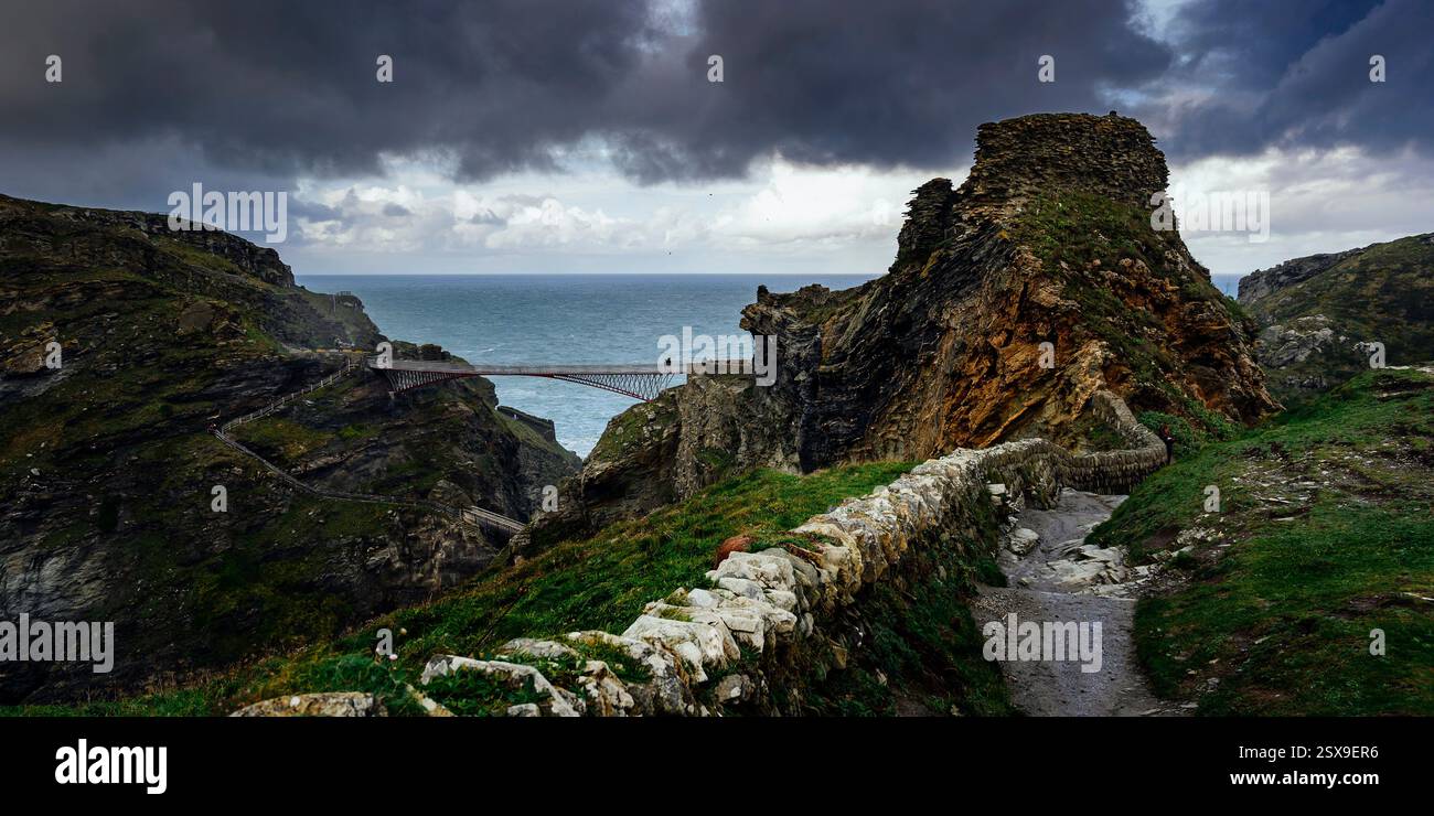 Tintagel castle bridge cornwall hi-res stock photography and images - Alamy