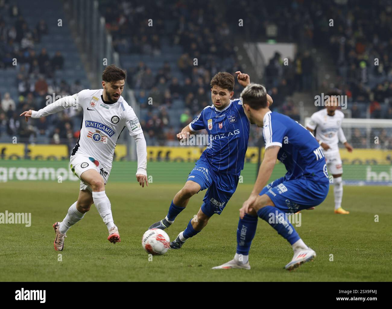 ABD0103 20250223 - GRAZ - ÖSTERREICH: von links Otar Kiteishvili (Sturm Graz), Simon Seidl (Blau ...