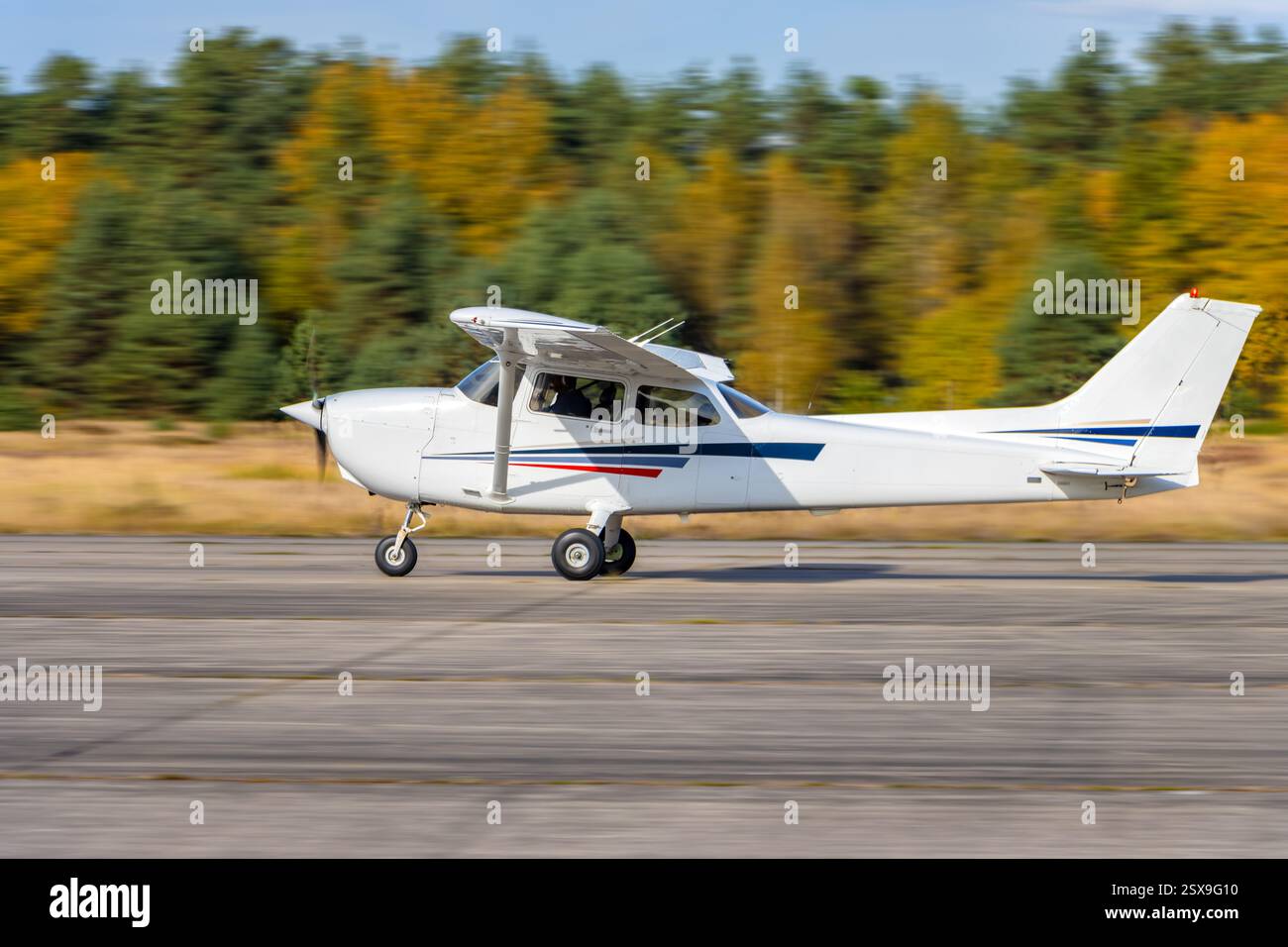 Aircraft ride on runway hi-res stock photography and images - Alamy