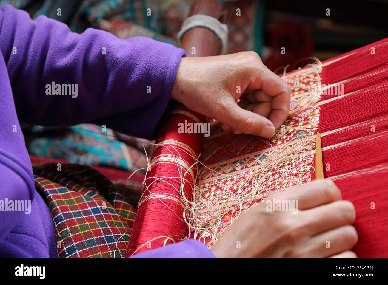 Skilled weaver working on traditional Bhutanese cloth Stock Photo - Alamy