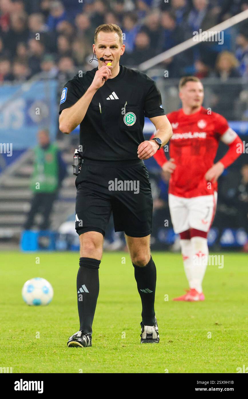 21 February 2025, Hamburg: Soccer: Bundesliga 2, Hamburger SV - 1. FC ...