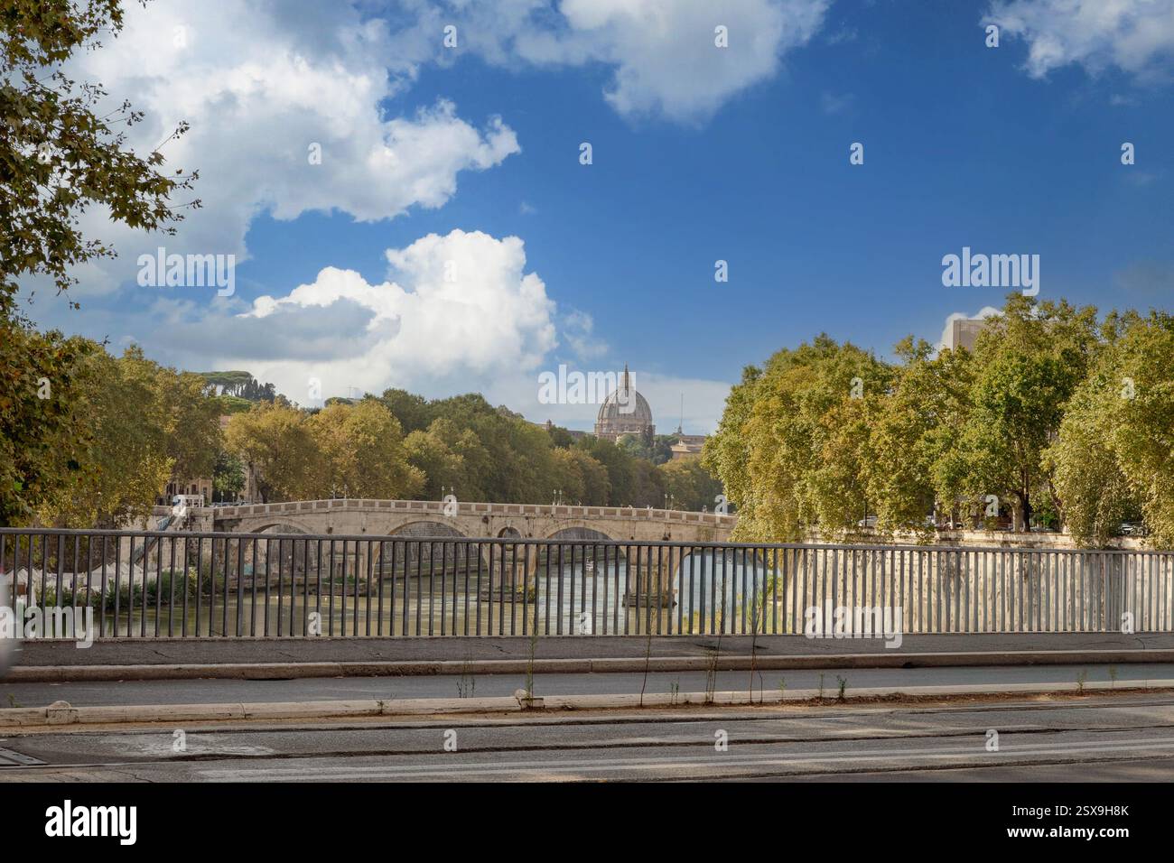 The historic Tiber of Rome, with its ancient bridges Stock Photo - Alamy