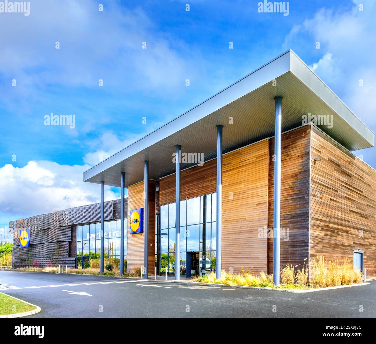 Exterior of the German "LIDL" global discount supermarket in Le Blanc ...