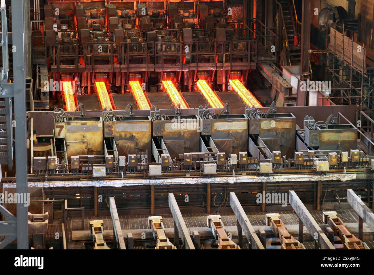 Steelworks continuous steel casting machine to solidify the molten ...