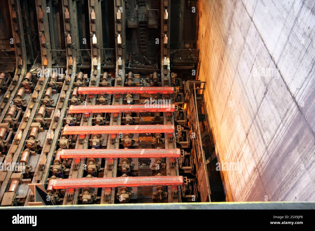 Steelworks continuous steel casting machine to solidify the molten ...