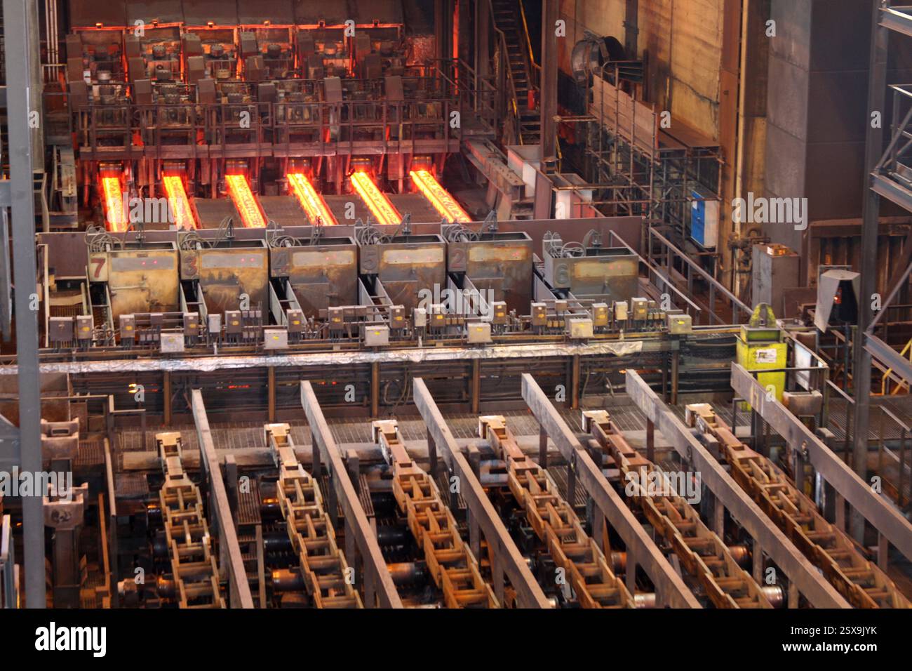 Steelworks continuous steel casting machine to solidify the molten ...