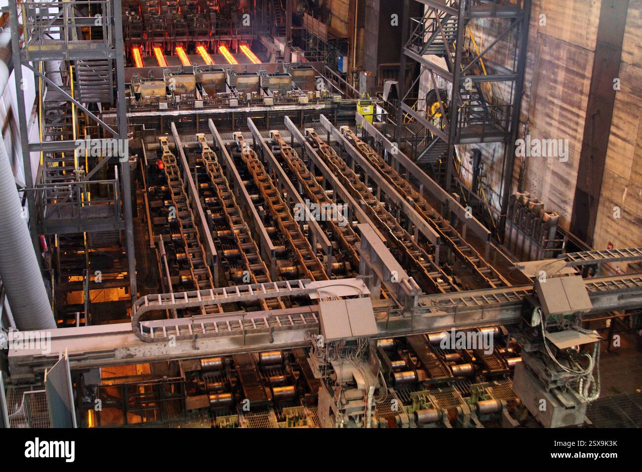 Steelworks continuous steel casting machine to solidify the molten ...