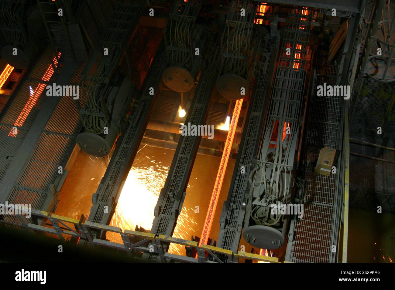 Steelworks continuous steel casting machine to solidify the molten ...