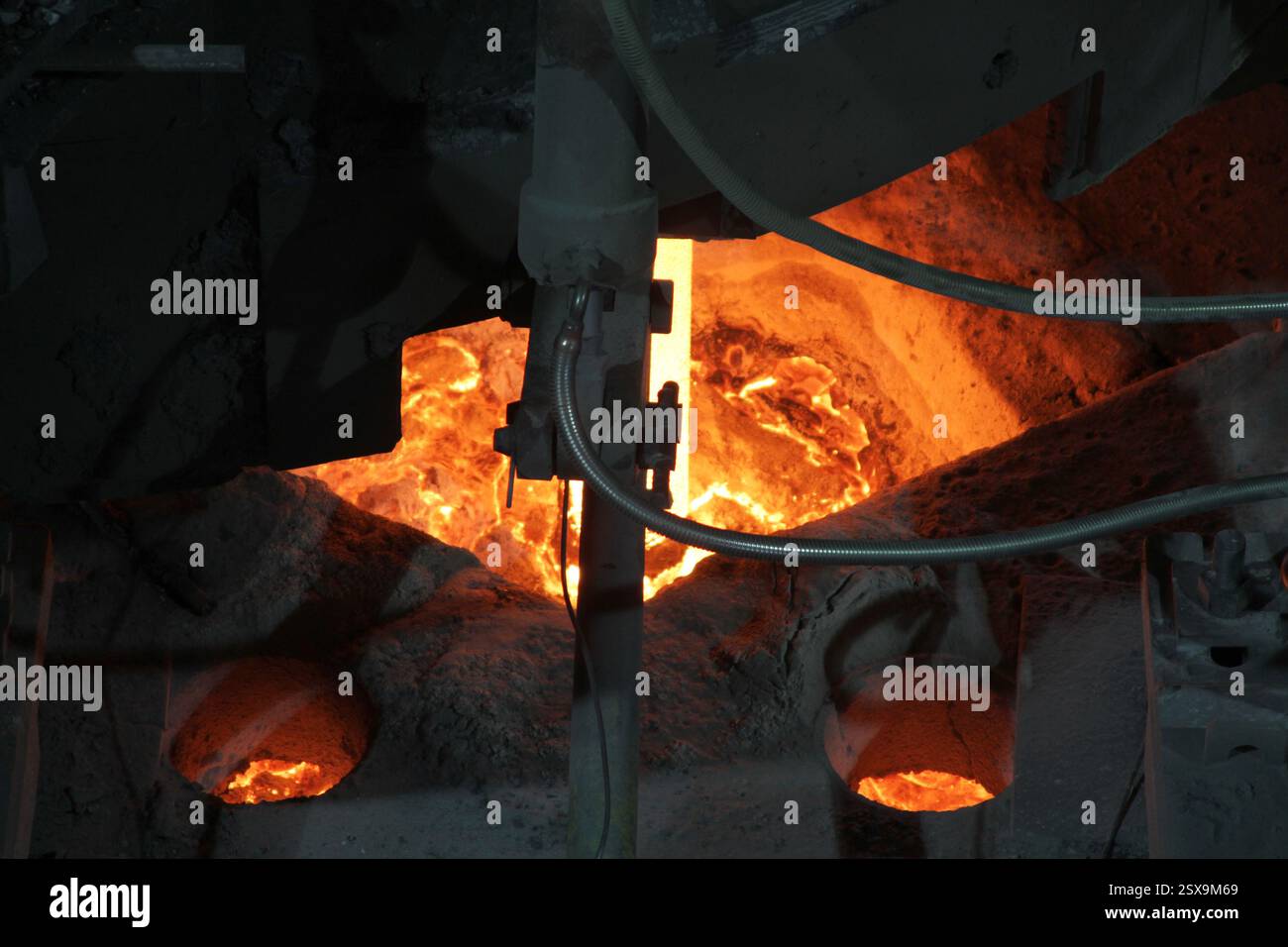 Steelworks continuous steel casting machine to solidify the molten ...