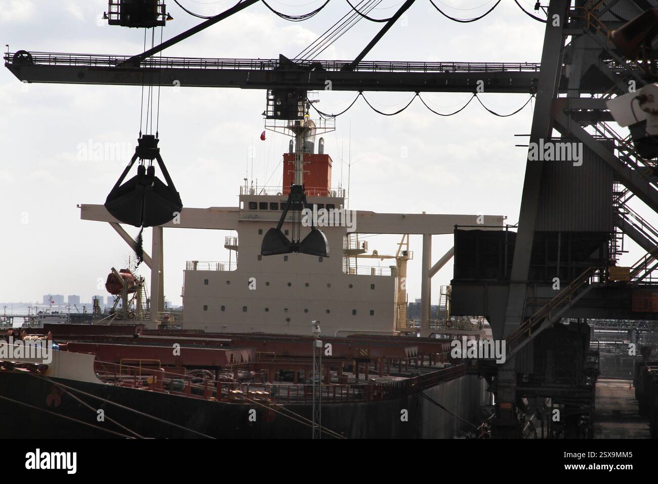 Bulk carrier unloading at jetty in the UK Stock Photo - Alamy