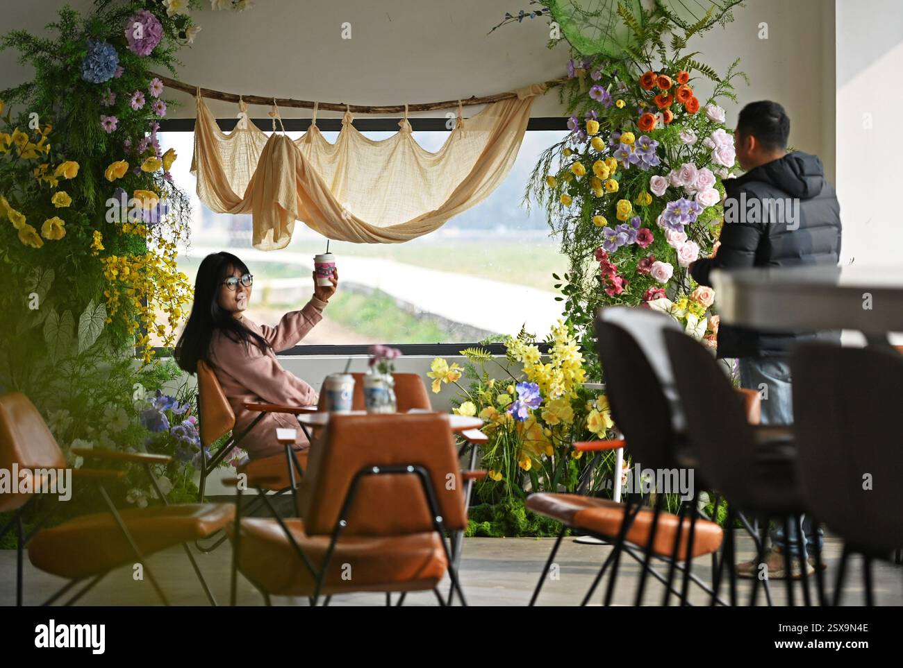 (250223) -- BEIJING, Feb. 23, 2025 (Xinhua) -- A tourist poses for ...