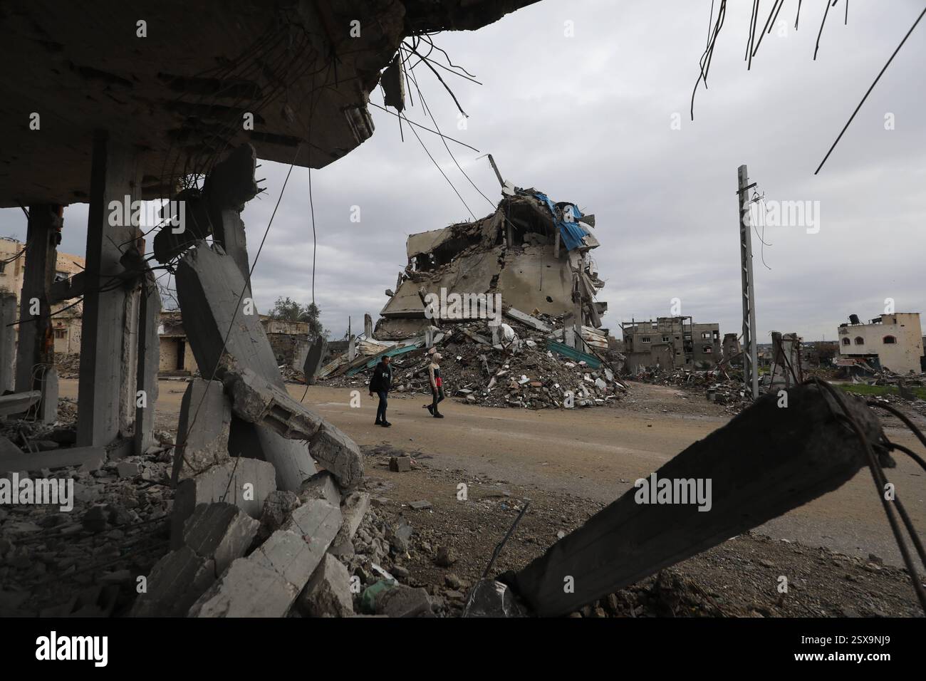 Residents continue their daily lives under difficult conditions in Al ...