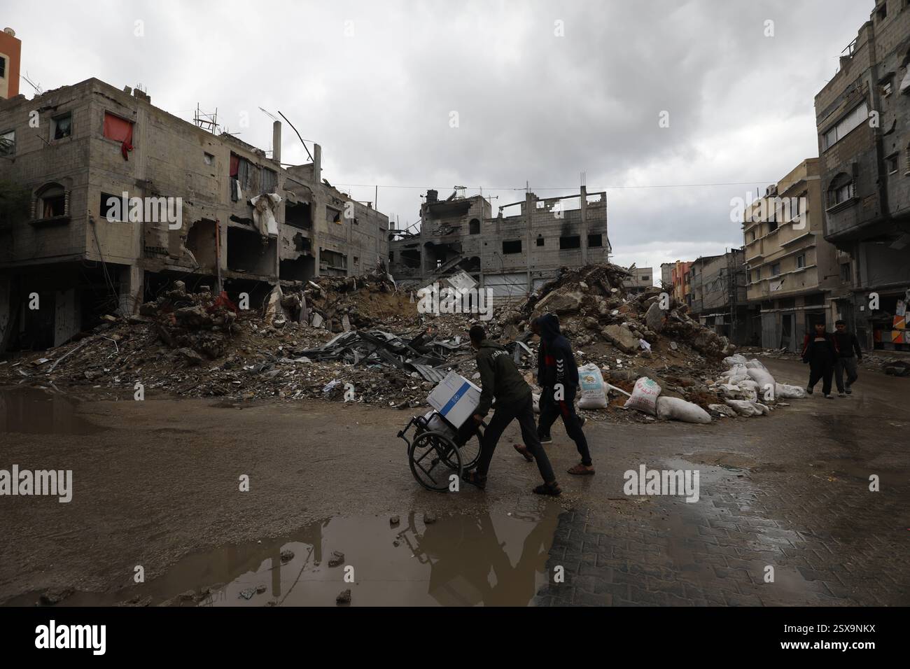 Residents continue their daily lives under difficult conditions in Al ...