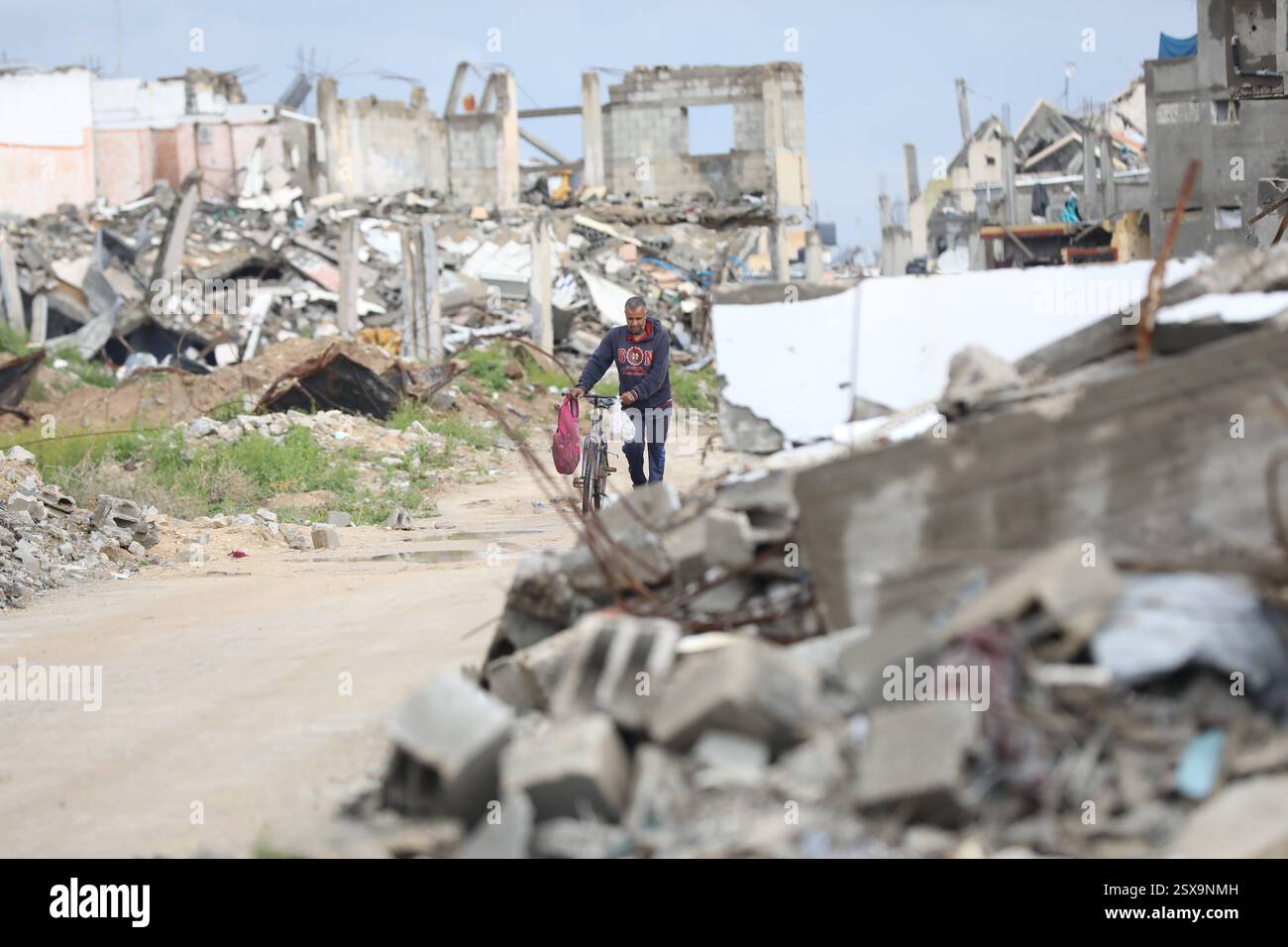 Residents continue their daily lives under difficult conditions in Al ...