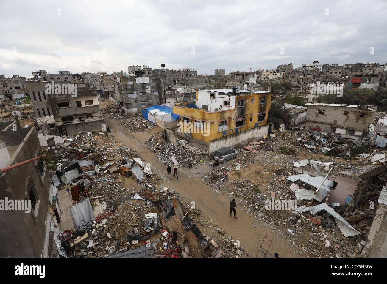 Residents continue their daily lives under difficult conditions in Al ...