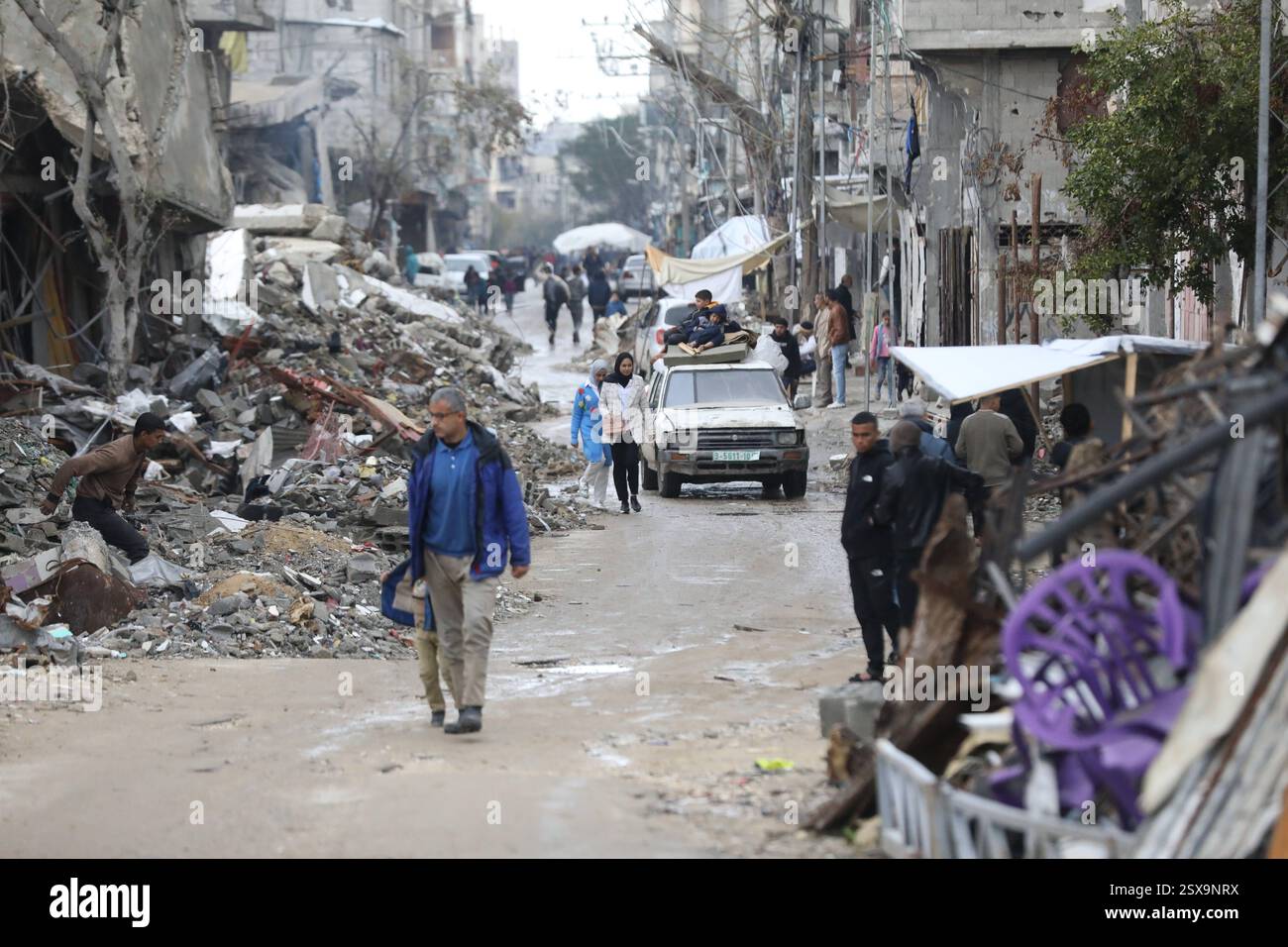 Residents continue their daily lives under difficult conditions in Al ...