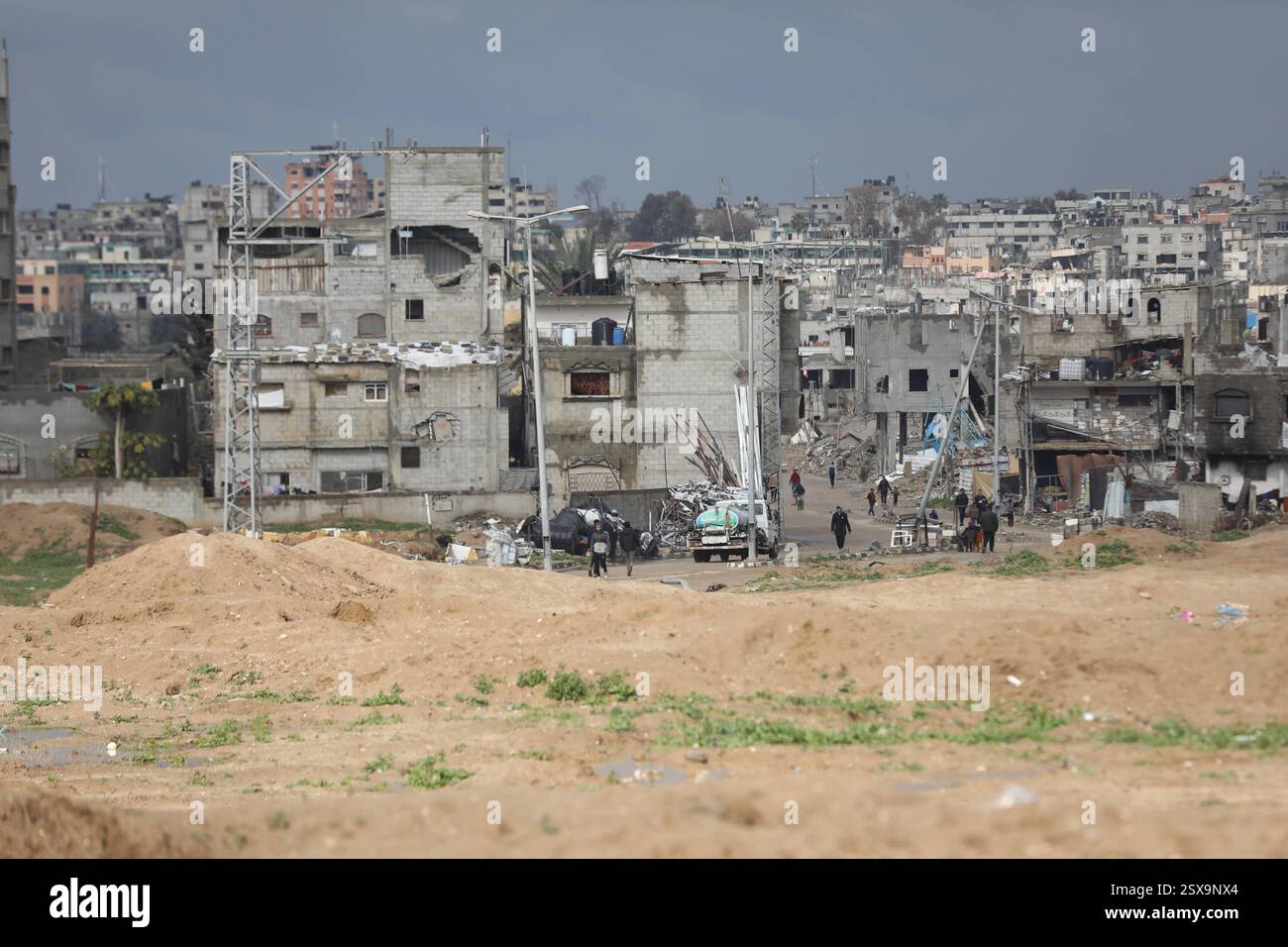 Residents continue their daily lives under difficult conditions in Al ...