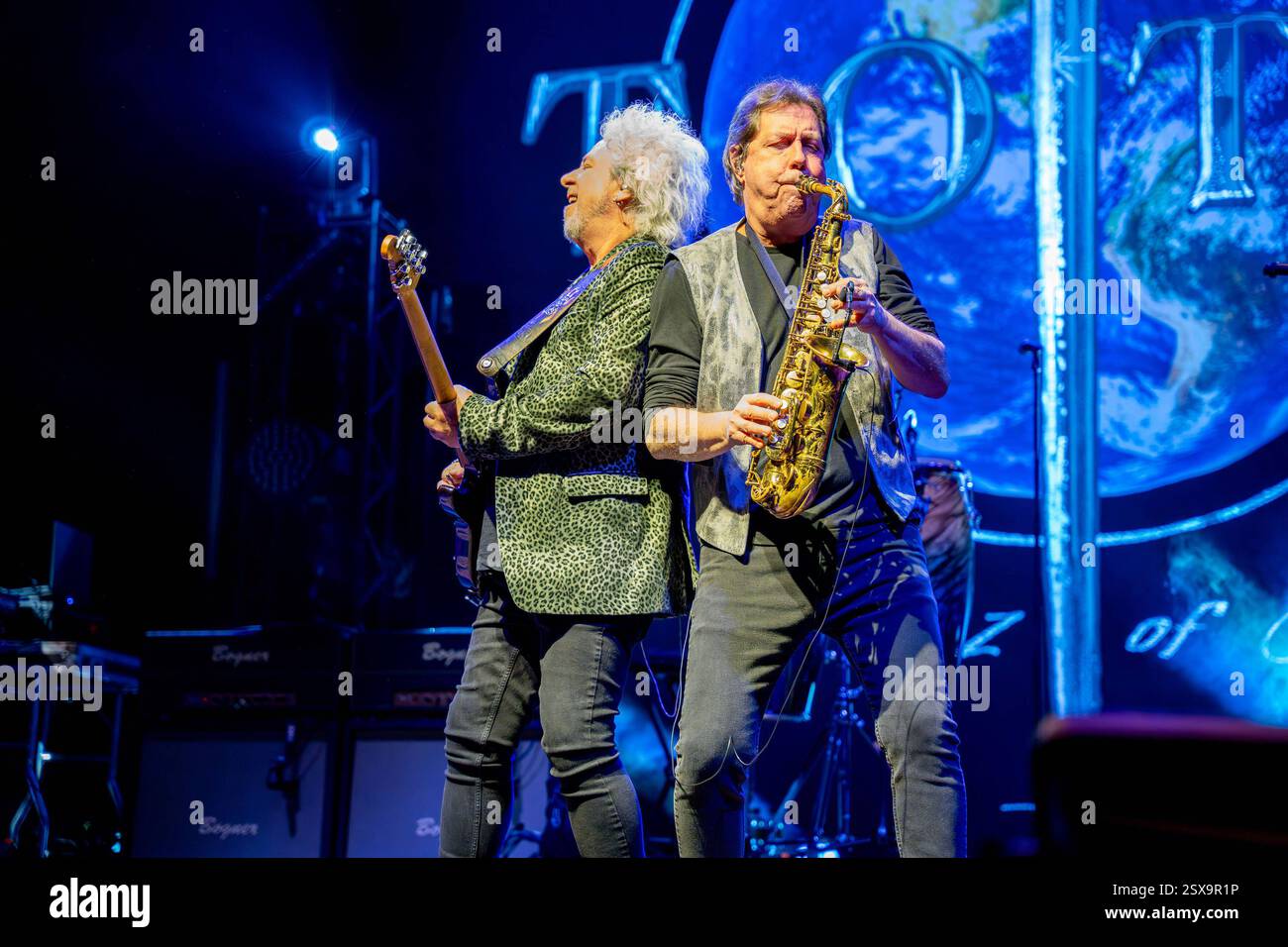 20.02.2025, xkkux, Düsseldorf, Die Band TOTO performt bei ihrer The ...