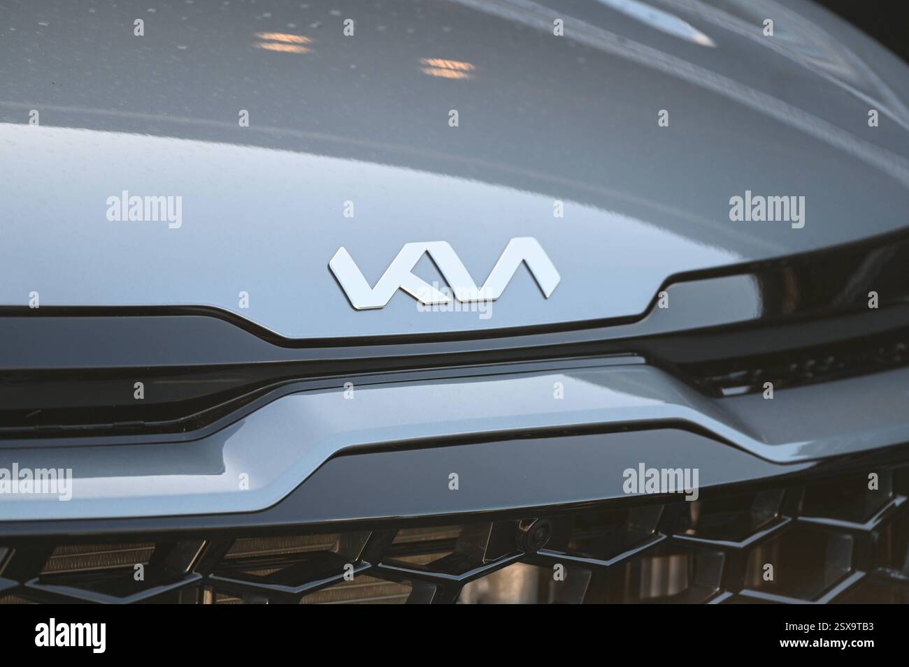 Logo, Schriftzug des südkoreanischen Automobilhersteller KIA auf einem ...