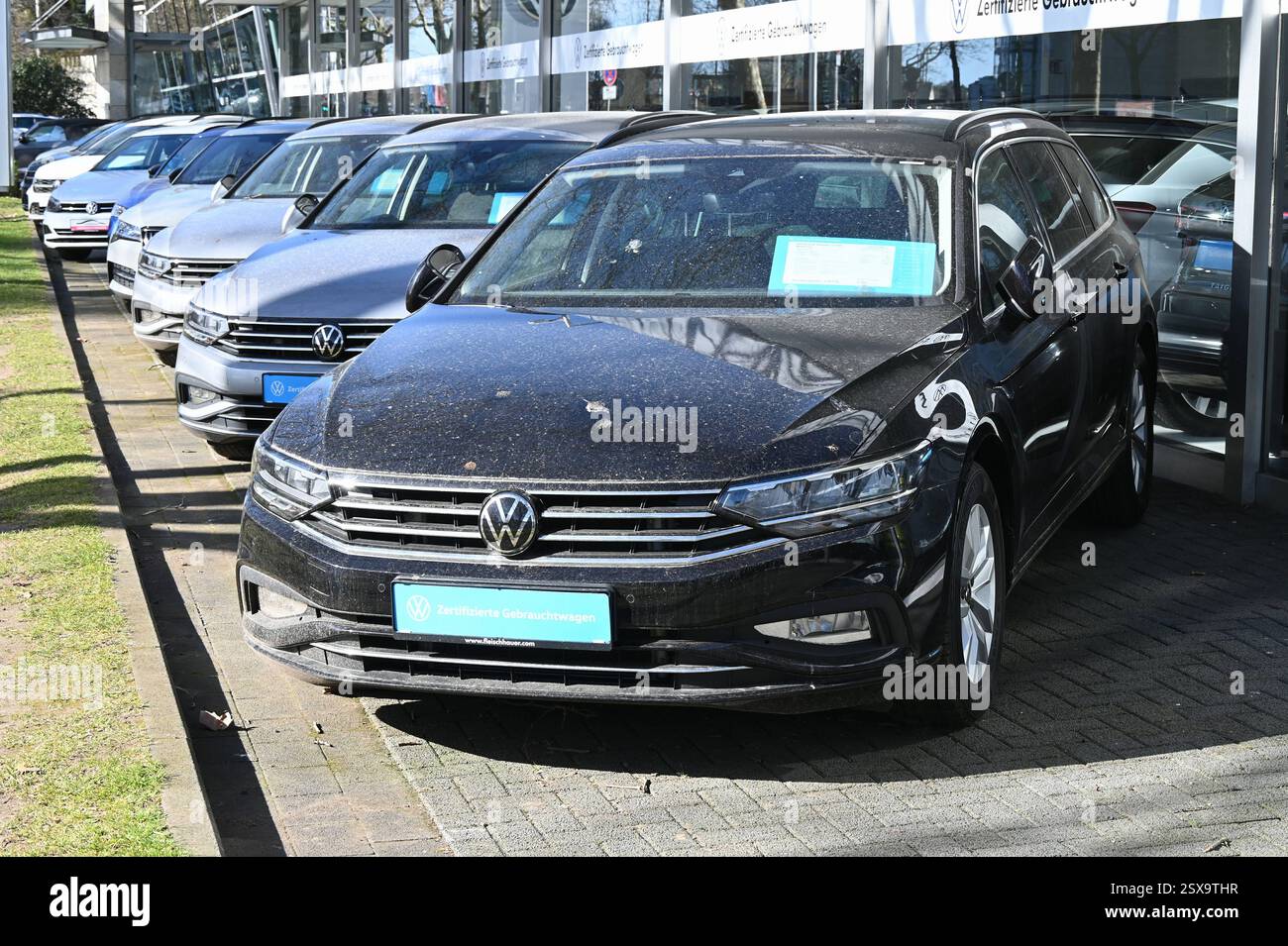 gebrauchte Fahreuge von VW Volkswagen stehen bei einem Händler *** Used ...