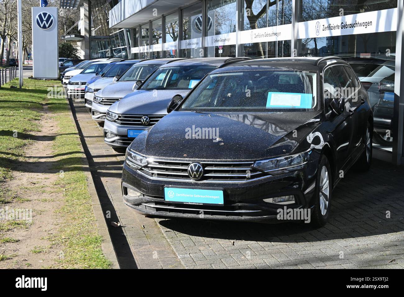gebrauchte Fahreuge von VW Volkswagen stehen bei einem Händler *** Used ...