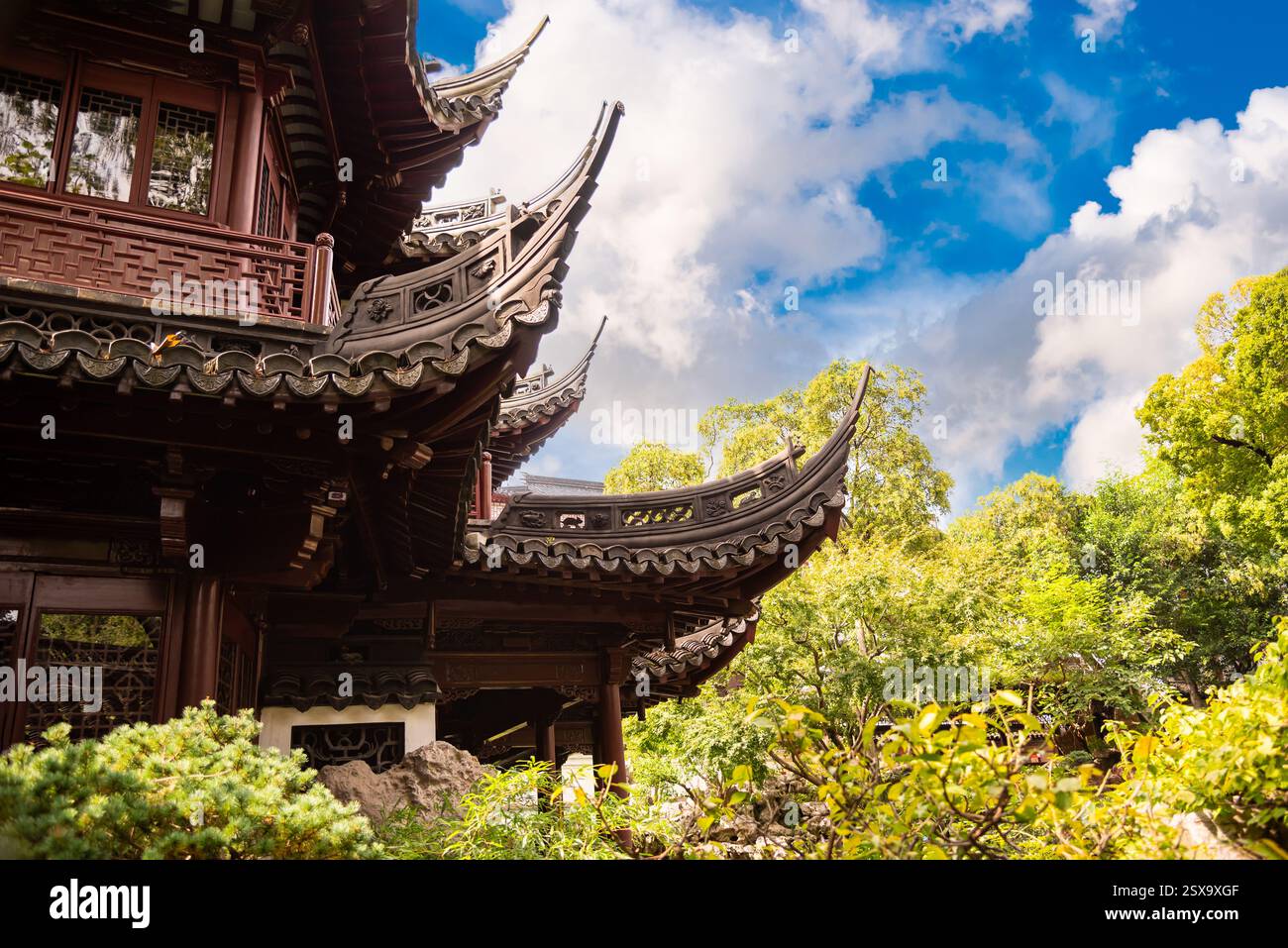 Traditional chinese architecture in Shanghai, China Stock Photo - Alamy