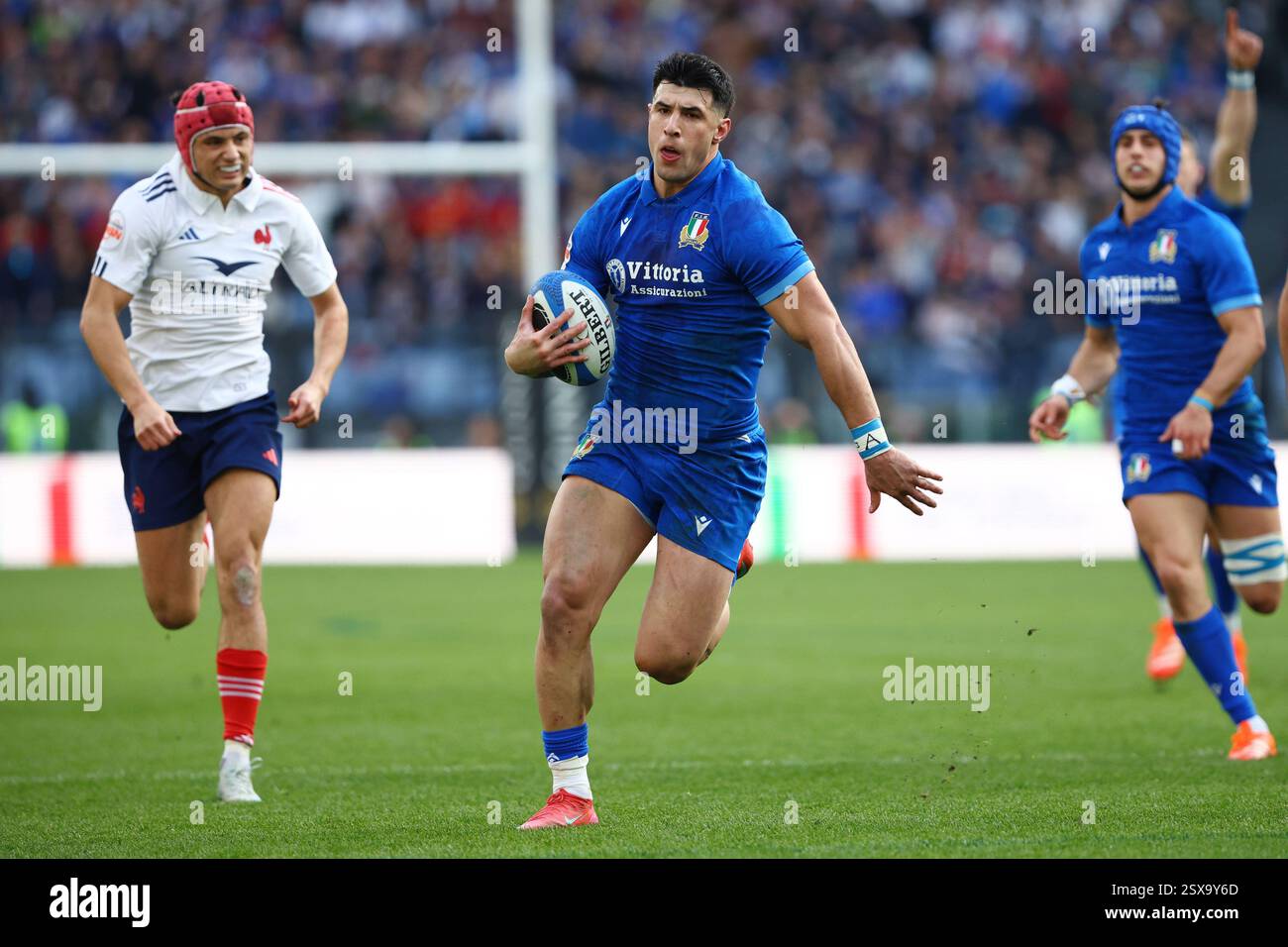 Rome, Italy. 23th Feb, 2025. Tommaso Menoncello of Italy runs in a try ...