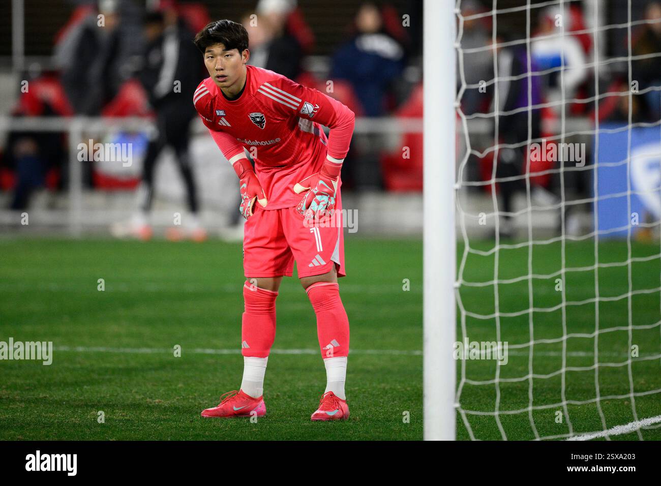 D.C. United goalkeeper Kim Joon-Hong (1) in action during the first ...