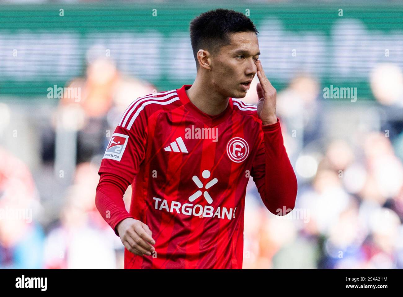 Shinta Appelkamp (Fortuna D?sseldorf, #23) reibt sich das Auge. 2. Fu?ball Bundesliga, 1. FC K ...