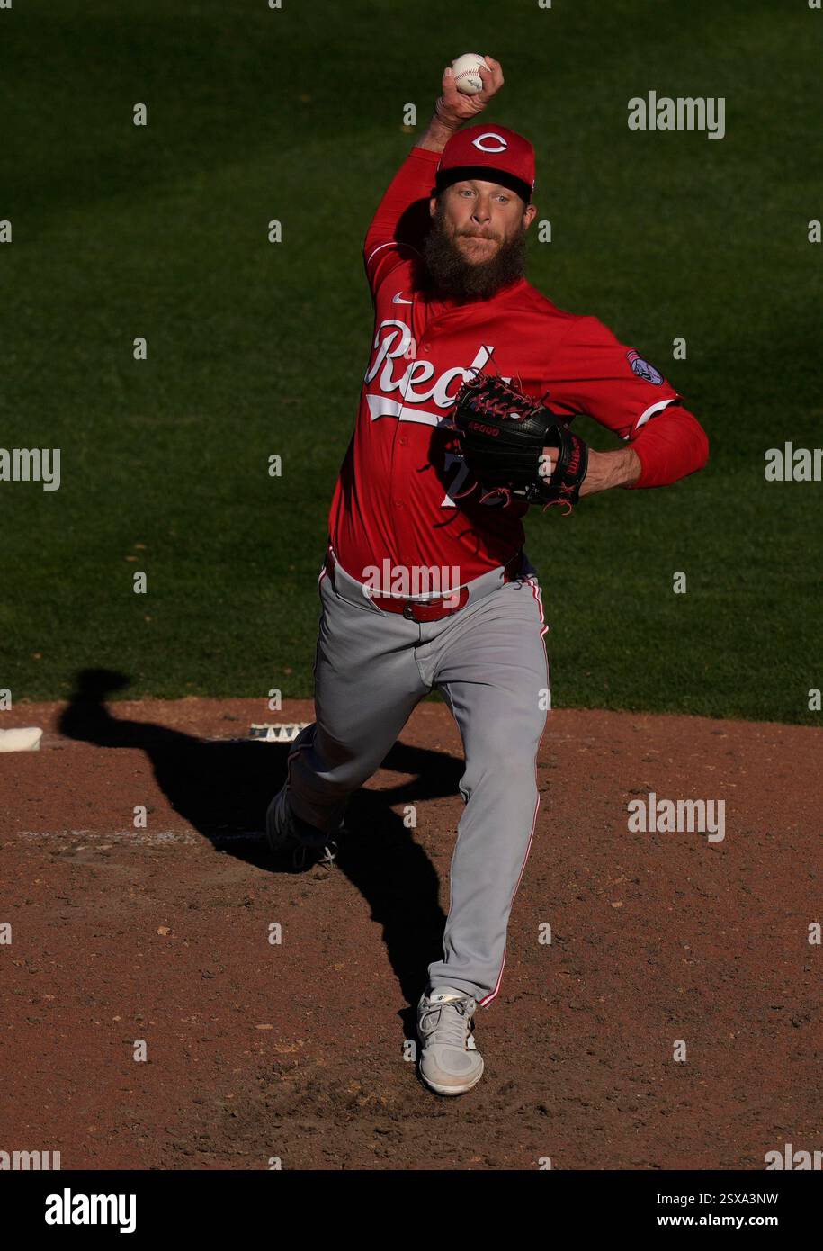 Cincinnati Reds pitcher Alan Busenitz throws during the ninth inning of ...