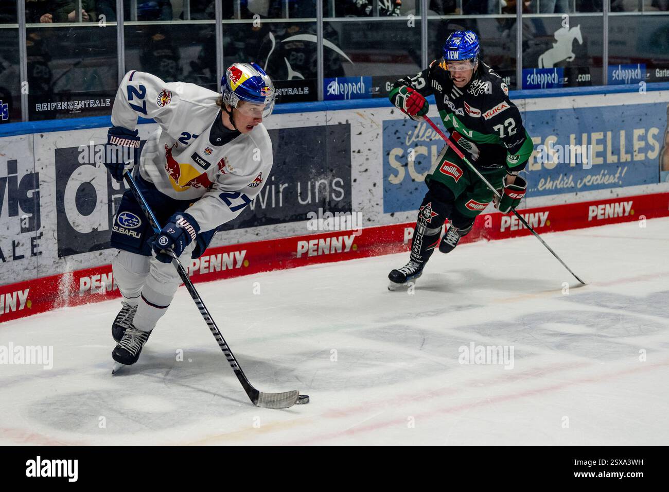 Veit Oswald (EHC Red Bull Muenchen, #27) vor Riley McCourt (Augsburger ...