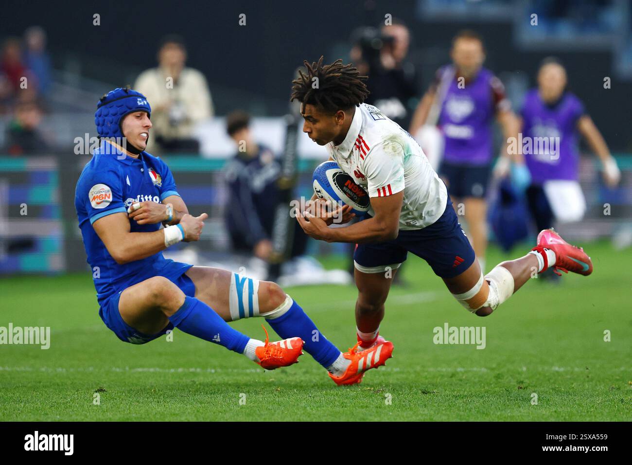 Rome, Italy. 23th Feb, 2025. Theo Attissogbe of France runs in a try ...