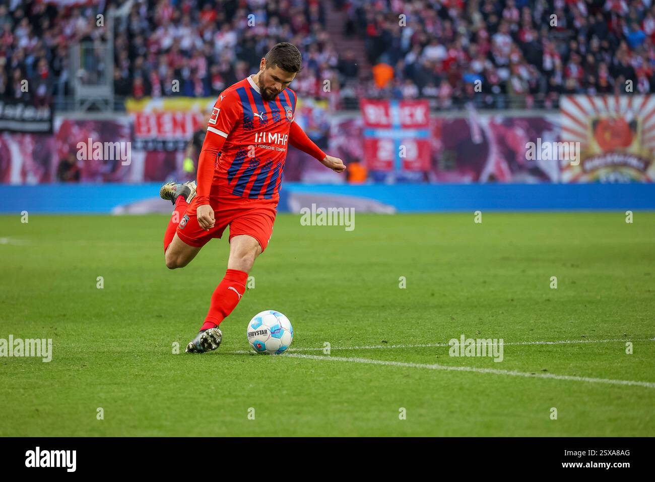 Leipzig, Deutschland. 23rd Feb, 2025. Marnon Busch (FC Heidenheim, #02 ...