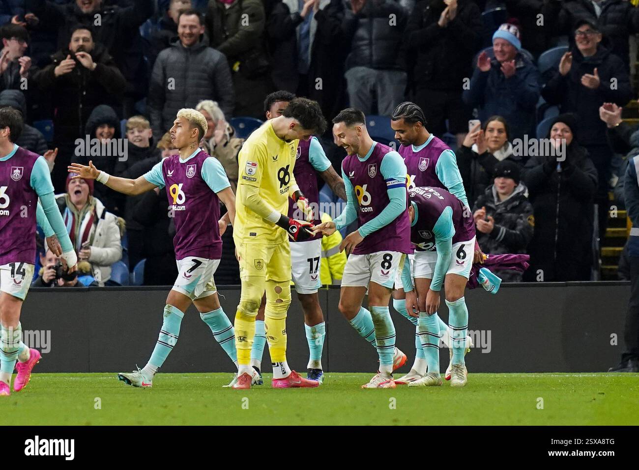 Burnley, UK. 21st Feb, 2025. Burnley goalkeeper James Trafford (1) and ...