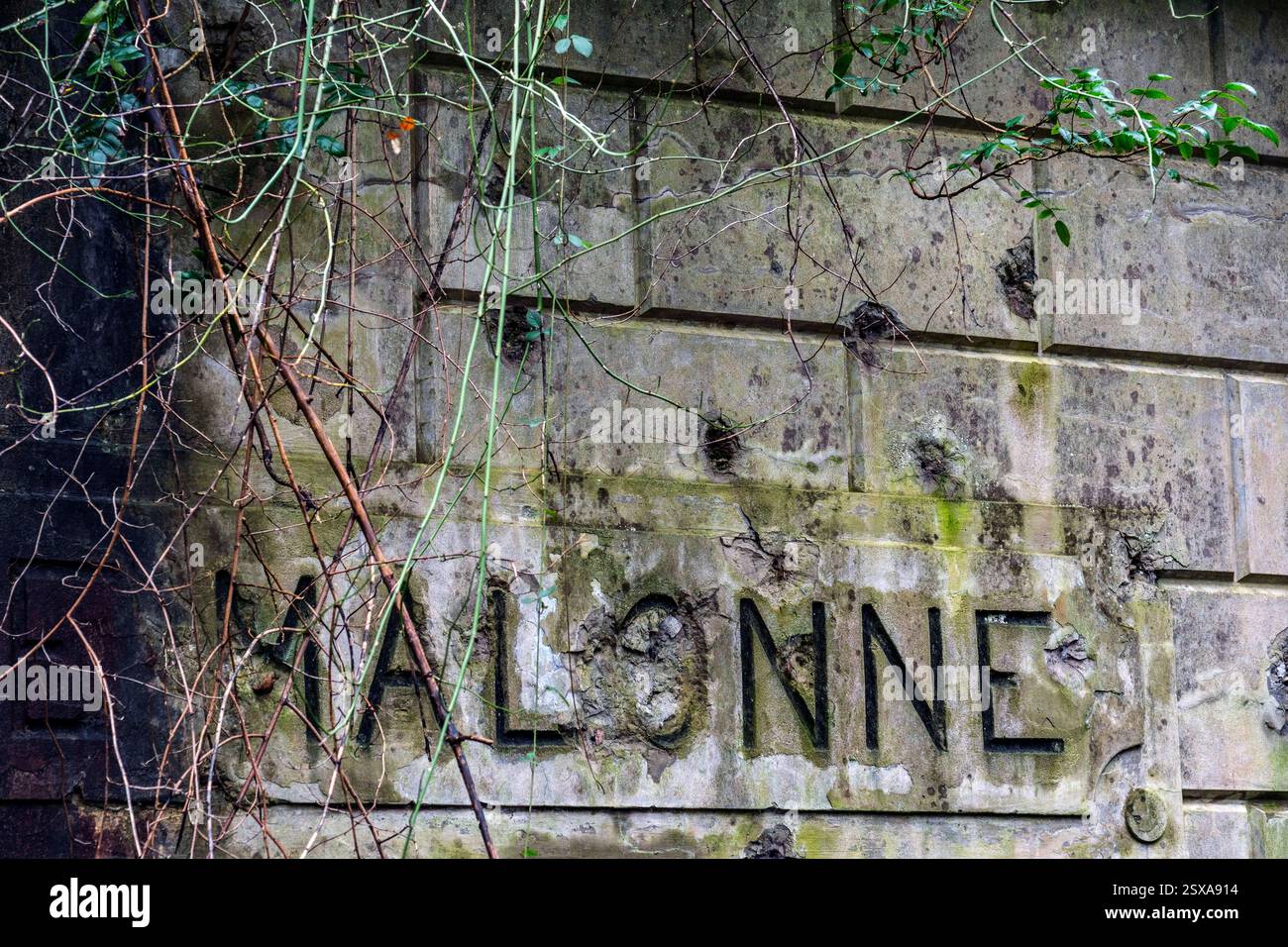 Fort de Malonne dans le bois de la Vecquée fait partie des neufs fort ...
