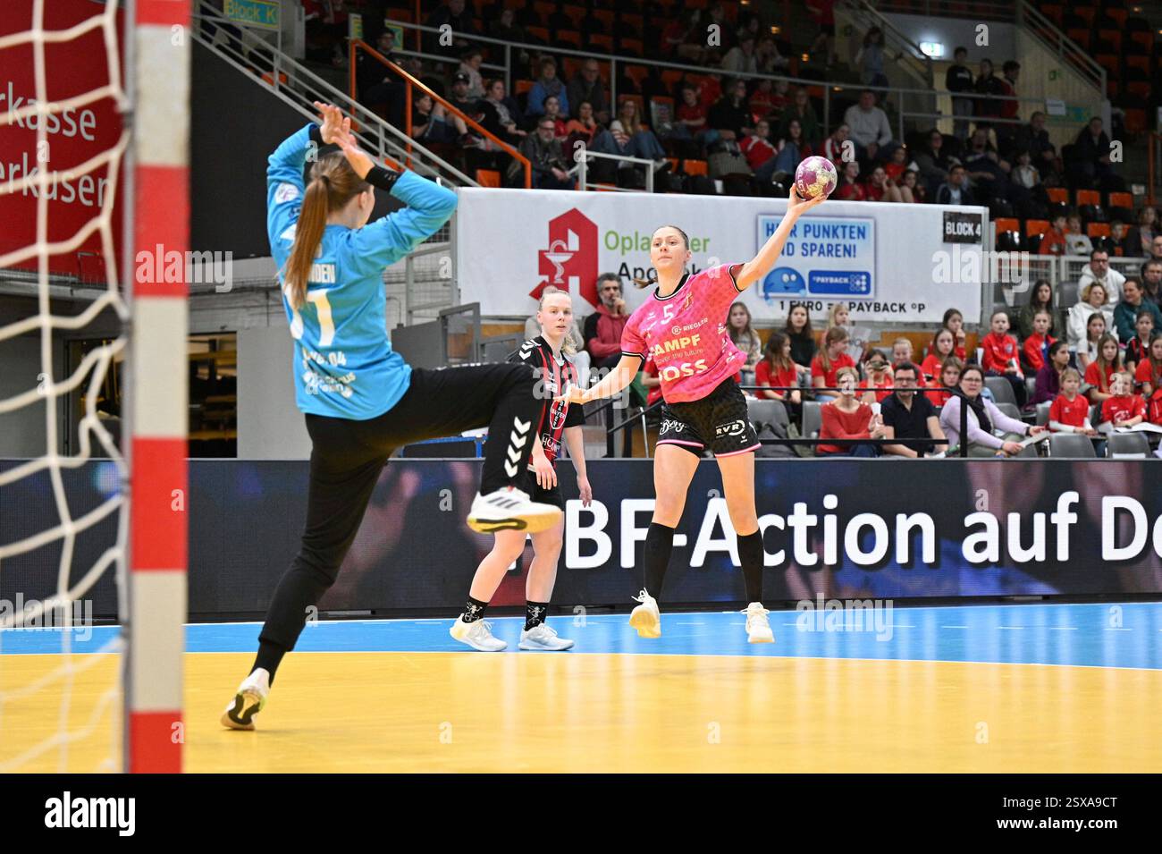 Wurf/Tor Marie Luisa Stumpf (TuS Metzingen, #05) GER, Bayer 04 ...