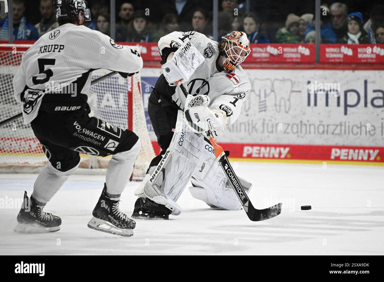 Schwenningen, Deutschland. 23rd Feb, 2025. Dustin Strahlmeier (Grizzlys ...