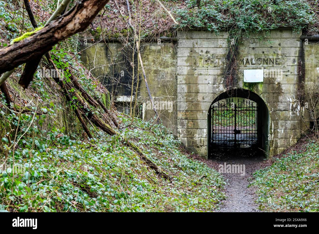 Fort de Malonne dans le bois de la Vecquée fait partie des neufs fort ...