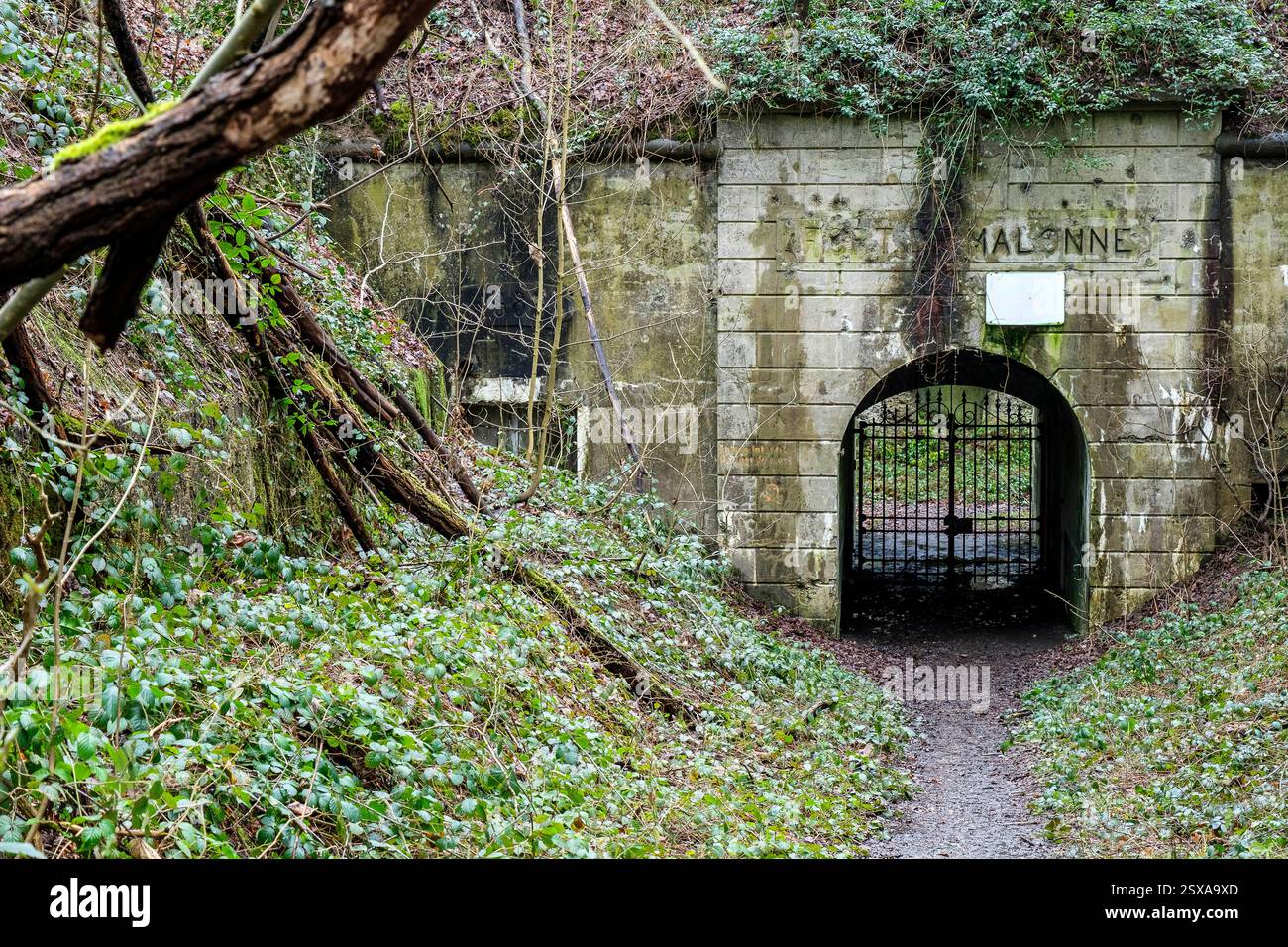 Fort de Malonne dans le bois de la Vecquée fait partie des neufs fort ...