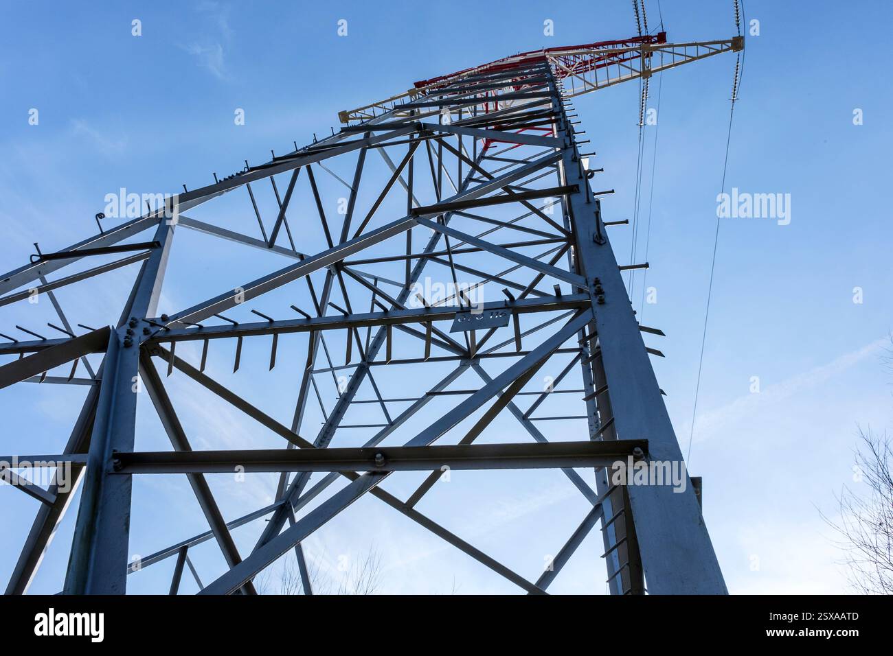 Pylônes electriques. Transport d'energie sur cables electriques passant ...